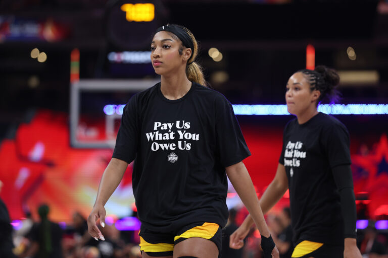 “Pay Us What You Owe Us”: la battaglia economica della WNBA | Dunkest